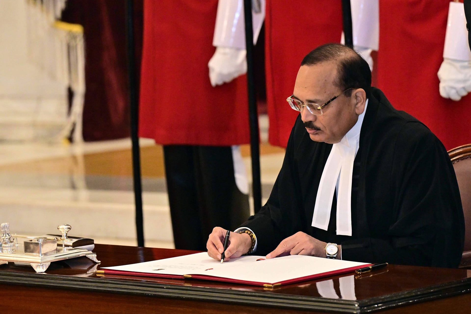 Justice Surya Kant sworn in Chief Justice of India - DigiTIMES.
